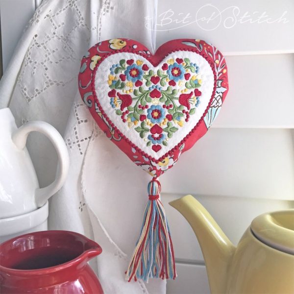Dainty Doily Hearts - A Bit of Stitch